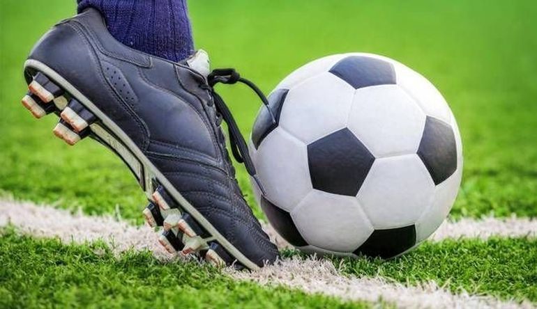 Strijd om periodetitel en twee streekderby's